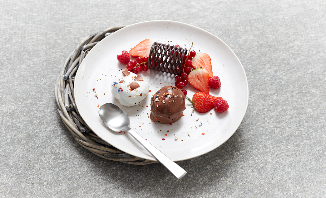 Profiterol-Duo mit Beeren der Saison - bindi DEUTSCHLAND GmbH