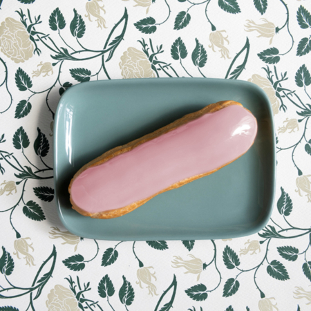 Eclair Framboise | Brandteiggebäck mit Himbeercremefüllung und Glasur - bindi DEUTSCHLAND GmbH