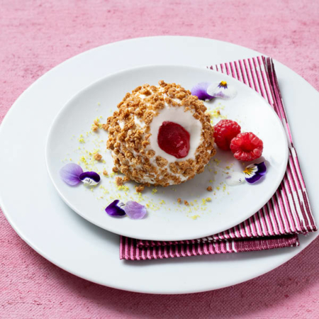 Tartufo Cheesecake | Cheesecake-Eistrüffel mit Himbeer-Erdbeer-Kern und ...